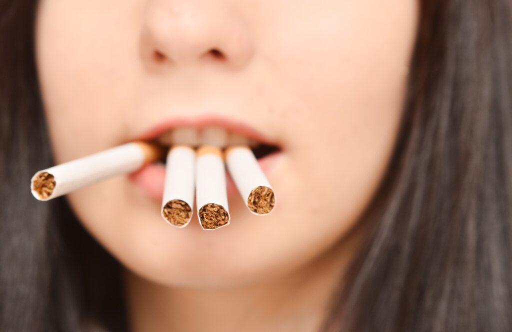Tobacco and alcohol, major enemies of dental health - Clínicas Udemax